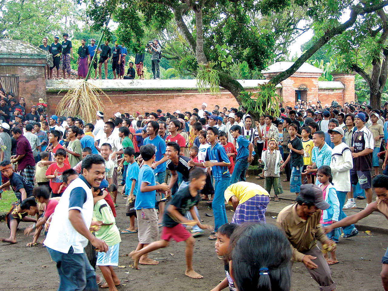 Perang Topat - THE LOMBOK GUIDE